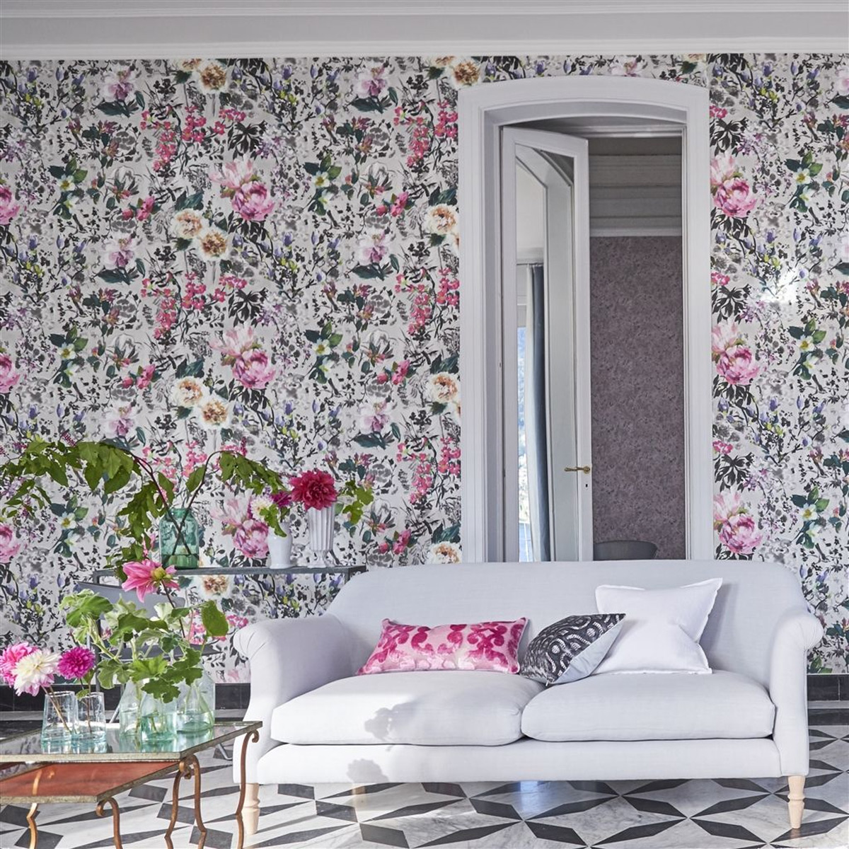 Designers Guild | Floral Wallpaper Majolica | meinewand.com